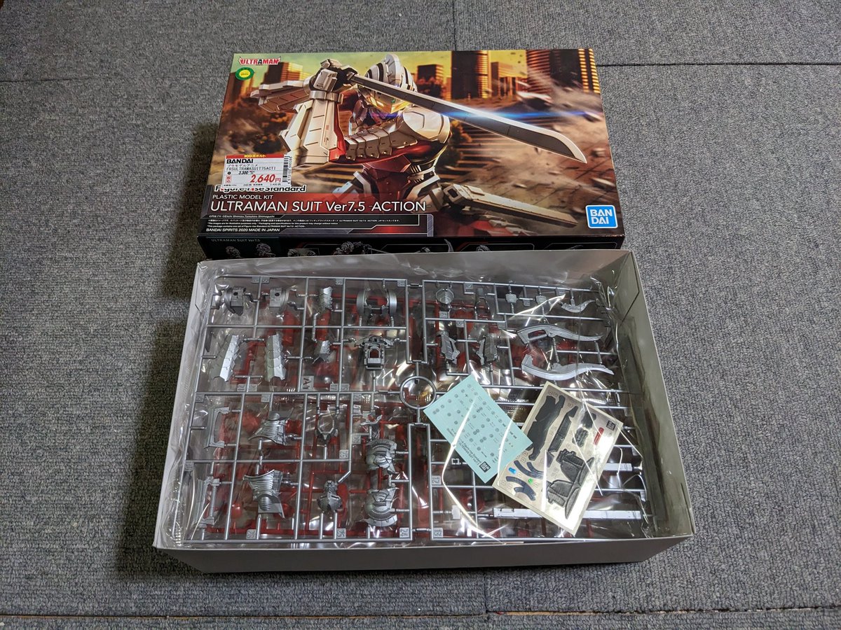 SEVEN SUIT、説明書やパーツを確認するとULTRAMAN SUIT以上に部分塗装箇所が多いようなので、組む前からやや辟易している(笑 ...