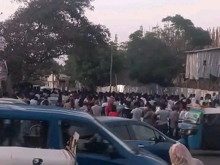 Tadele Tibebu on Twitter: "የባህርዳር ወጣት በነቂስ ወጥቶ ለእስክንድር ነጋ ድጋፉን ገልጿል። እናመሰግናለን።"