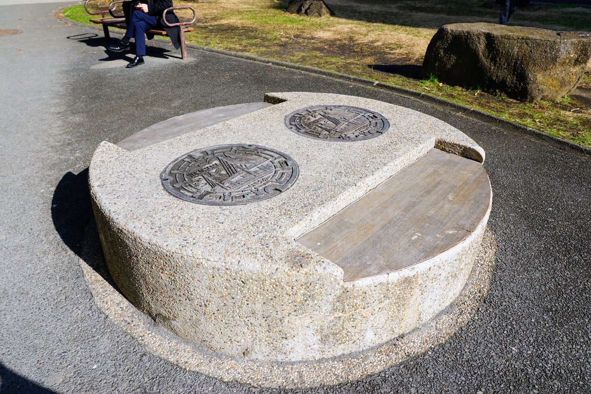 小山 七里 on Twitter: "RT @Miiverse_sam: マンホールベンチで一休み"