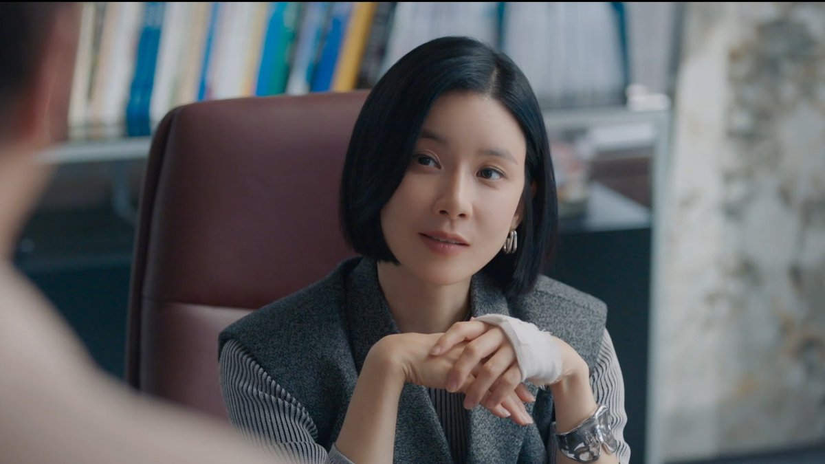 Queen Lee Bo Young as Go Ah In, the quick-witted female lead who's ...