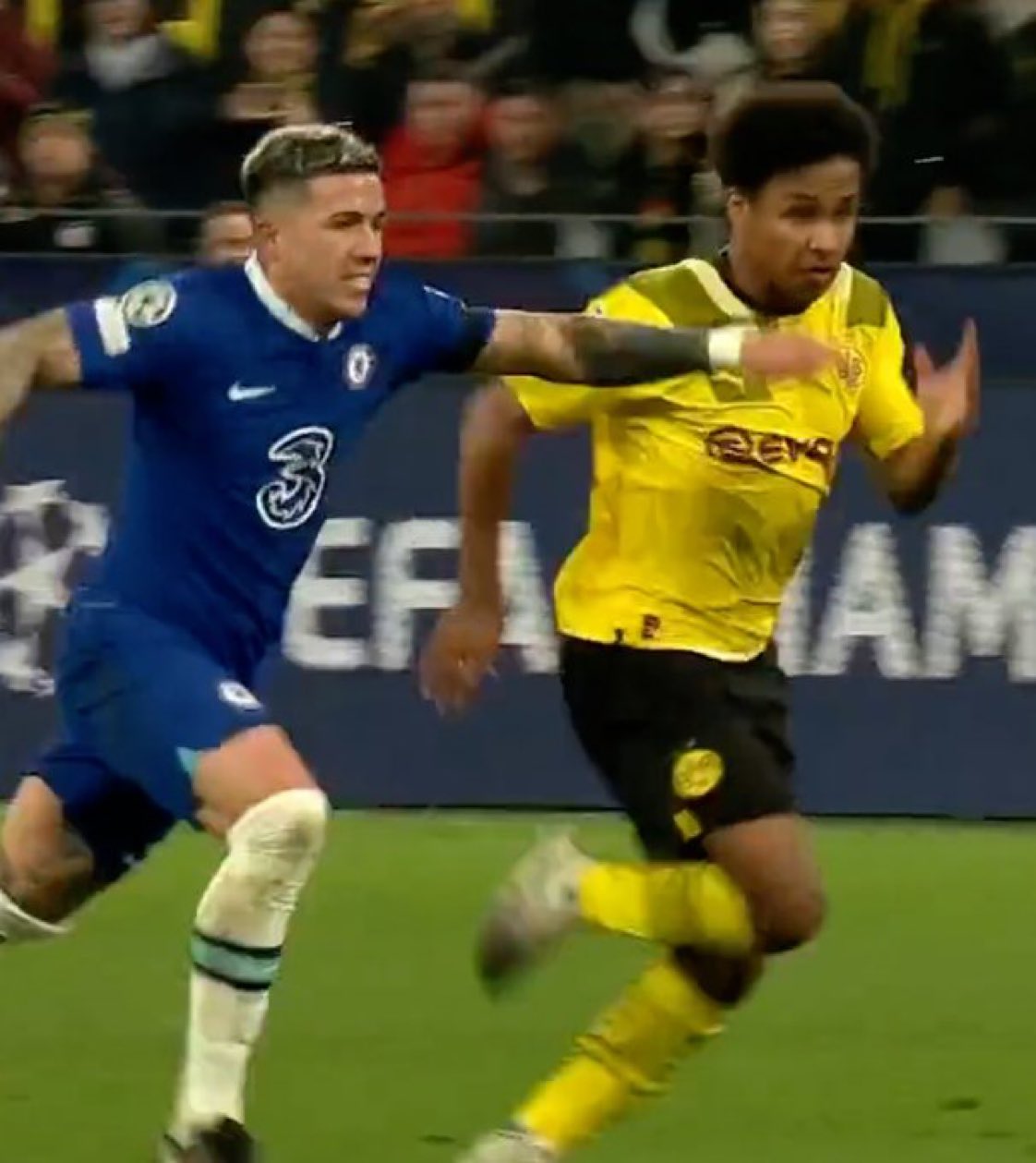 Josh Kay💫 on Twitter: "Karim Adeyemi did not dribble Enzo Fernandez. It was a speed battle ...