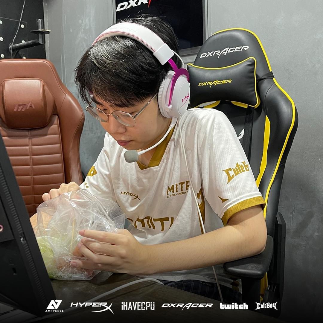 MiTHeSports on Twitter: "หลังจากการซ้อมของวัน เหนือยๆ แบบนี้ ก็สักแซะดีกว่า 📷 พรุ่งนี้ MiTH ...