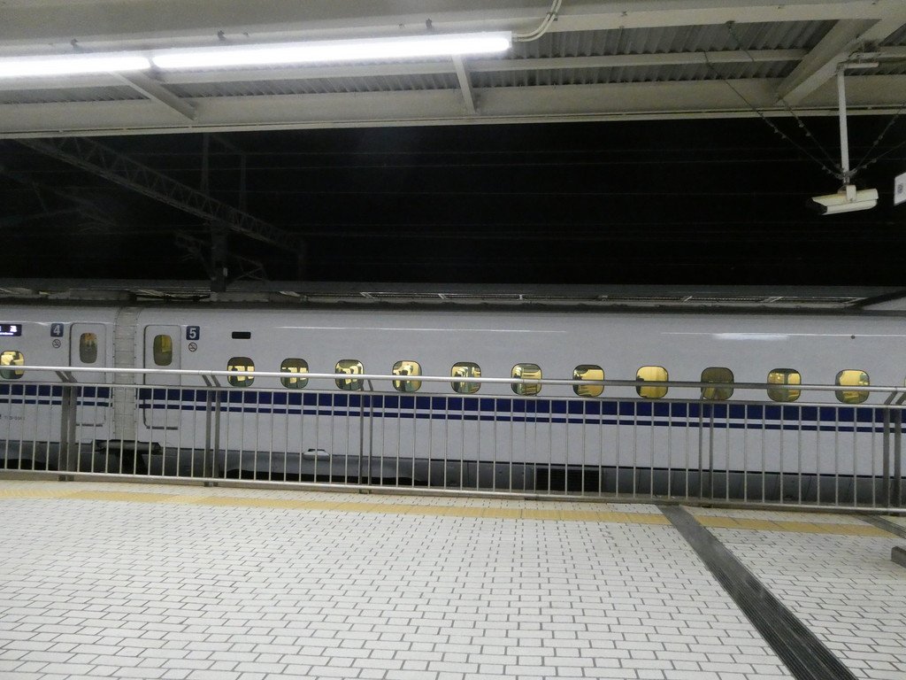さかた:自称プロゲーフラー On Twitter こちらが東海道新幹線 の小田原駅に止まっている故障した車両。車でいう追い越し車線に停車しています。