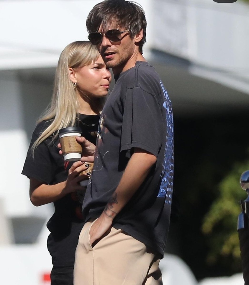 lily' on Twitter: "bom diia com Louis Tomlinson sendo o homem mais gostoso do mundo 💗"