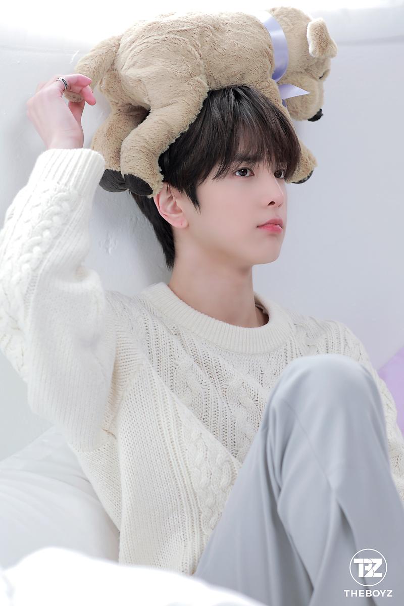 𝐭𝐡𝐞 𝐛𝐨𝐲𝐳 𝐮𝐩𝐝𝐚𝐭𝐞 on Twitter: "[230216] THE BOYZ (더보이즈) YOUNGHOON (영훈) and JUYEON (주연) Dermatory ...