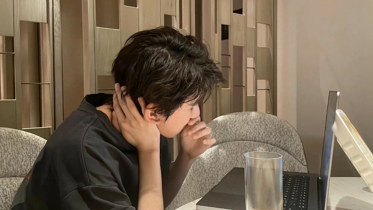 (SLOW) For Roy Wang Thailand on Twitter: "[TRANS] 230216 RoyWang Studio Update อีกหนึ่งคืนหลัง ...