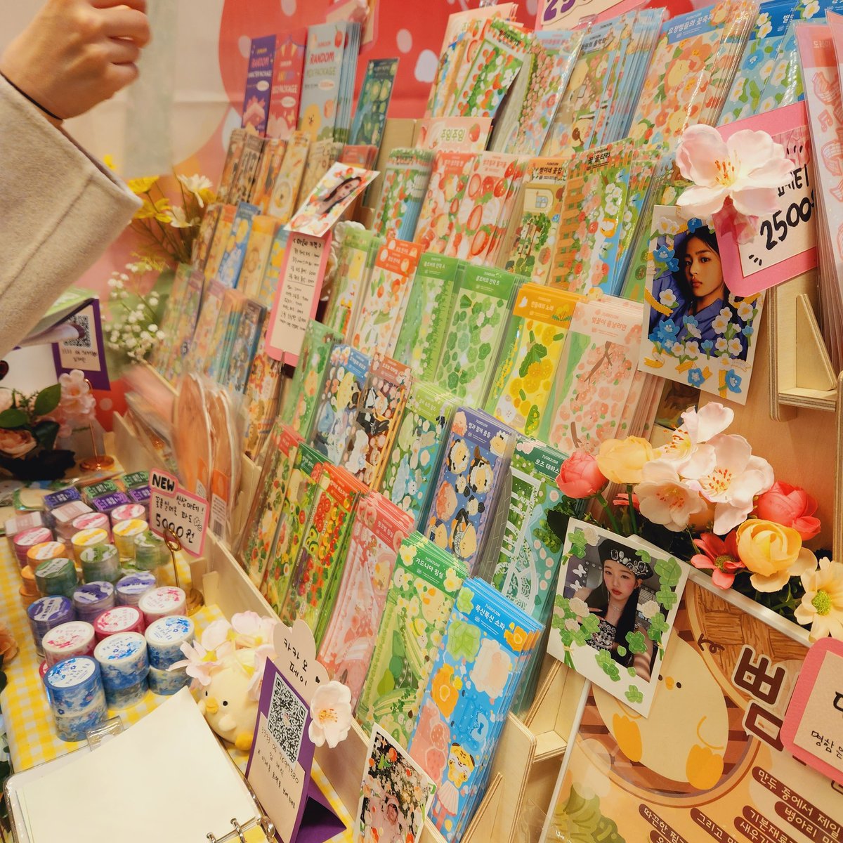 💐K일페 - L18💐주임주임 on Twitter: "여름스티커 및 개구리연못 금일 재고 품절되었습니다~ 품절스티커대신 푹신푹신 시리즈 스티커 진열해두었어요!"