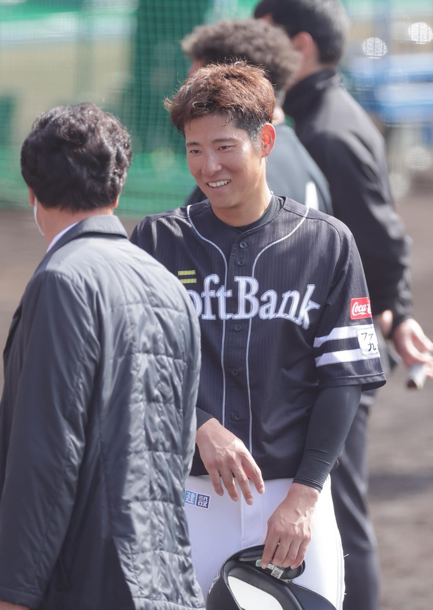 suuco on Twitter: "RT @hochi_hawks: 【春季キャンプ 第4クール2日目】 16日からA組昇格の #上林誠知 選手は #秋山幸二 元監督と話し込む場面も 「今年 ...