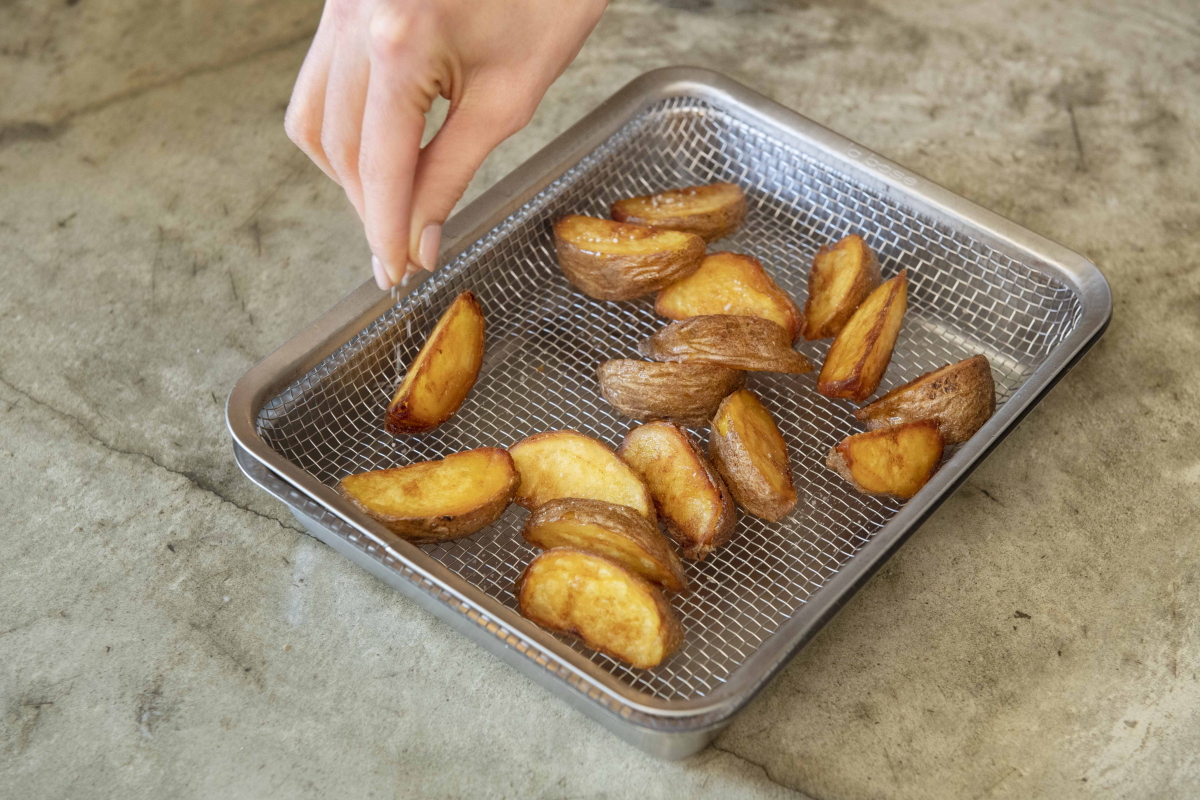 GINZA on Twitter: "「皮ごとフライドポテト」余計なでんぷんと水分を落としてから揚げているため、表面はカリカリ、中はほっくり。 https://buff.ly/3zj9zmb"