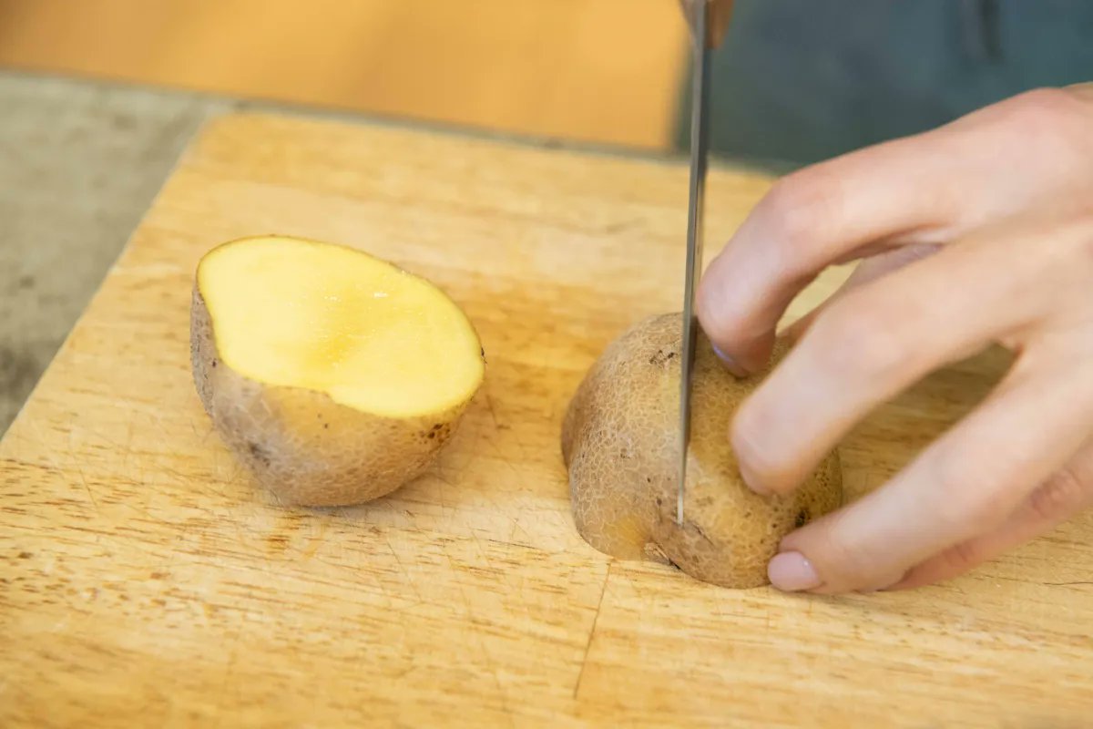 GINZA on Twitter: "「皮ごとフライドポテト」余計なでんぷんと水分を落としてから揚げているため、表面はカリカリ、中はほっくり。 https://buff.ly/3zj9zmb"