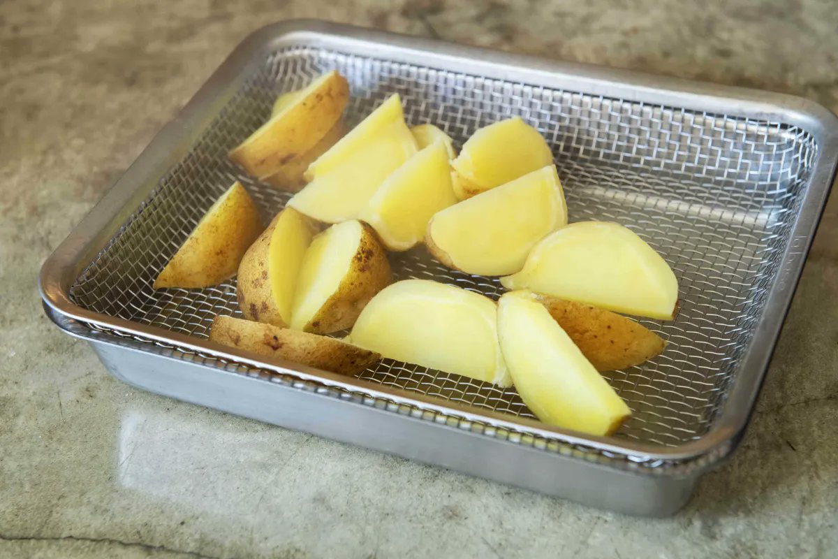 GINZA on Twitter: "「皮ごとフライドポテト」余計なでんぷんと水分を落としてから揚げているため、表面はカリカリ、中はほっくり。 https://buff.ly/3zj9zmb"