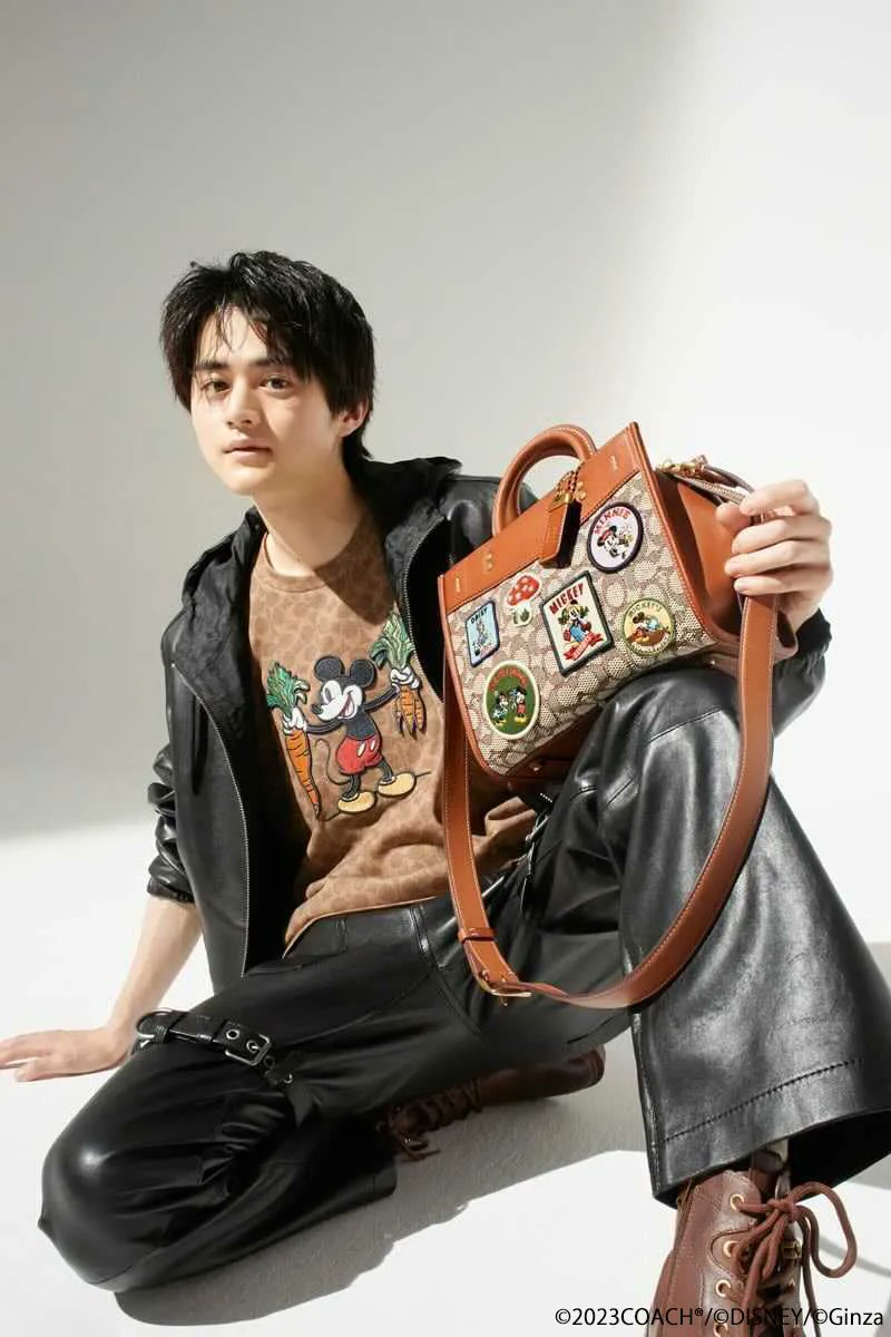 GINZA on Twitter: "鈴鹿央士 meets 〈 DISNEY × COACH〉3種類のリジェネラティブ レザーを採用したポップなコレクションを、鈴鹿央士さんを迎えたスペシャル ...