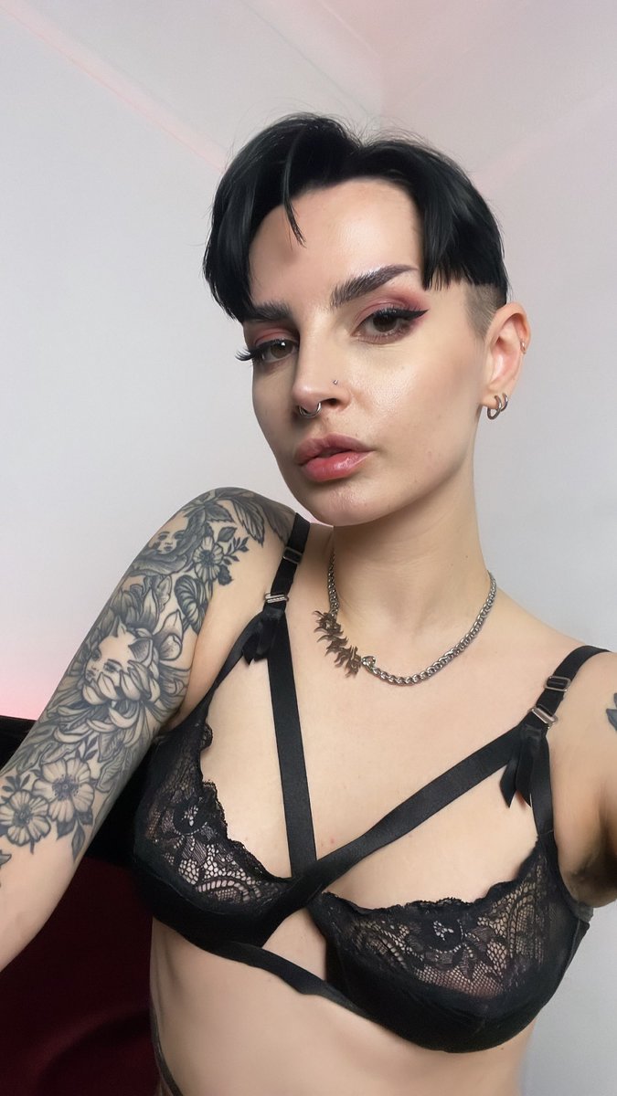 Miss Mina Brighton Pro-Domme on Twitter: "🔝"