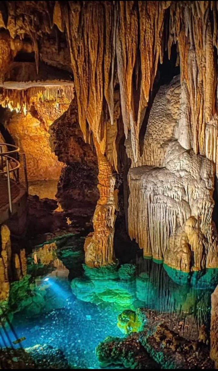 Oliver🇧🇷 on Twitter: "Luray Caverns, originally named Luray Cave, is a cave west of Luray, which ...