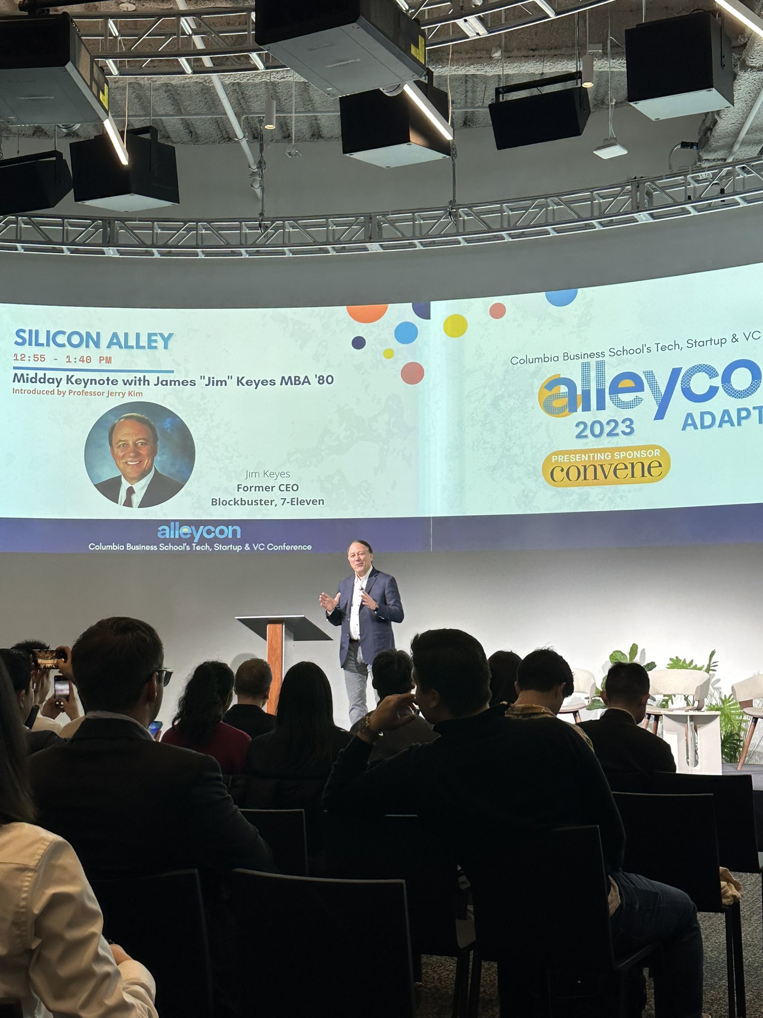 Yukiko Kimura on Twitter: "ブロックバスター(日本でいうTSUTAYA)&セブンイレブンアメリカの元CEOも別時間に公演をしてくださったので、今までのライバル関係に ...