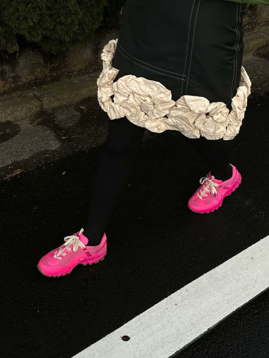 GINZA on Twitter: "【おしゃれな人の愛用スニーカー】ワンポイントとして便利ですし、ミニスカートに合わせるのが目下一番好き。 https://buff.ly/3GI9xX1"