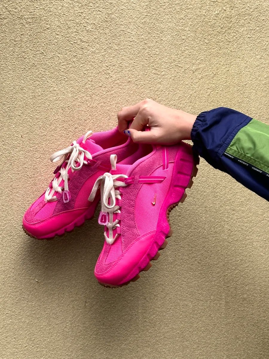 GINZA on Twitter: "【おしゃれな人の愛用スニーカー】ワンポイントとして便利ですし、ミニスカートに合わせるのが目下一番好き。 https://buff.ly/3GI9xX1"