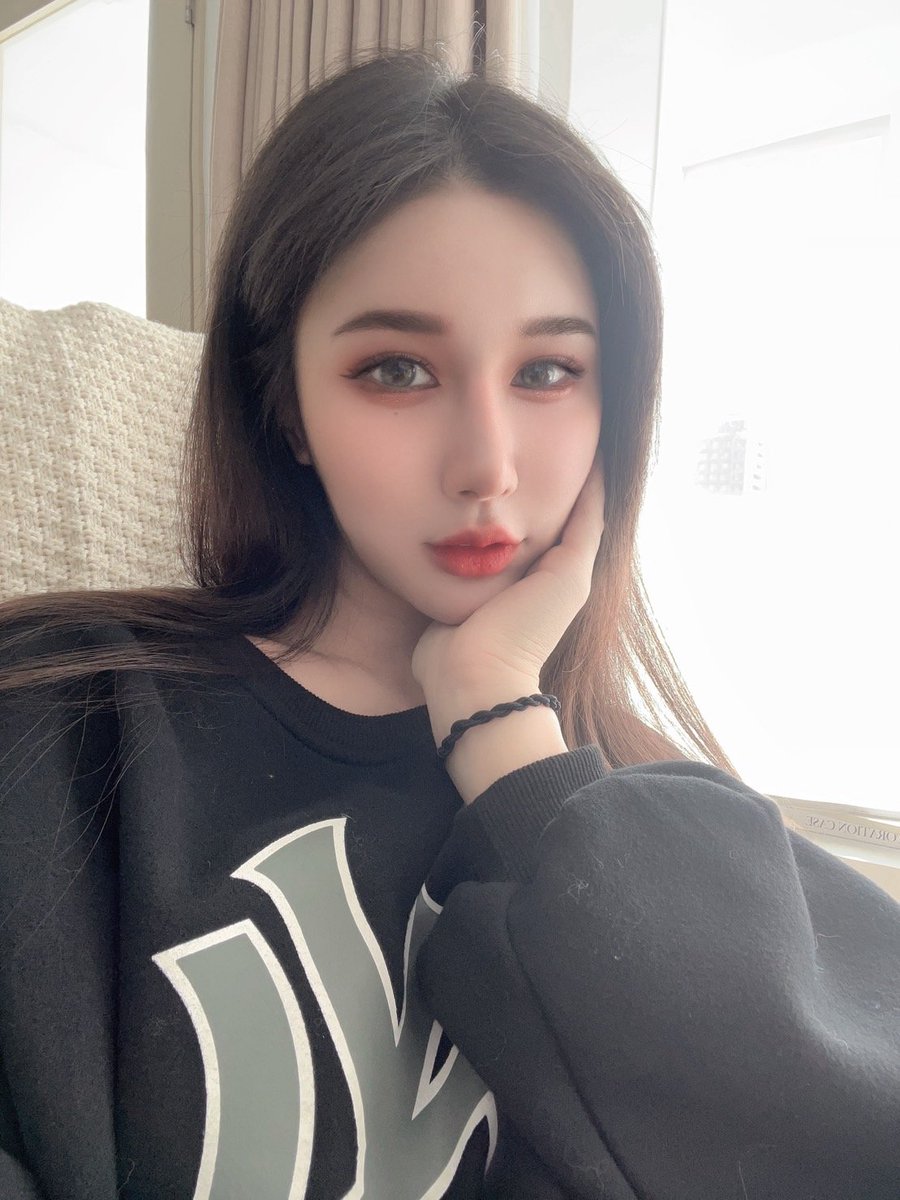 我的眼睛會說話， 你覺得會說些什麼話呢 https://t.co/WjYVKEPMrN 今晚9點 JKF等你們唷~~ 或許...鎖房內可以來點不一樣的東西💕😊 https://t.co ...