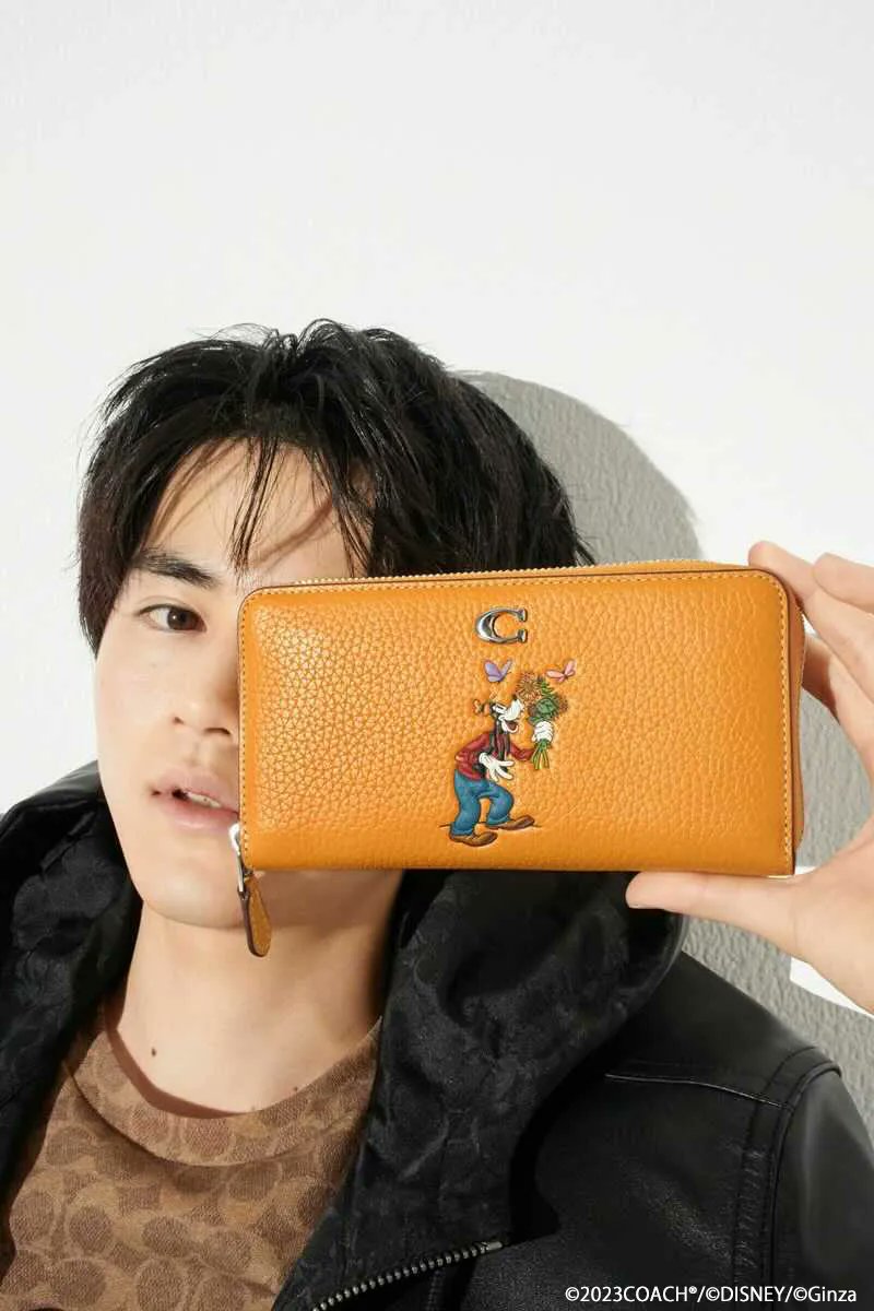 GINZA on Twitter: "鈴鹿央士 meets 〈 DISNEY × COACH〉 ロングウォレットはカラフルなリジェネラティブレザーにシグネチャー「C」のハードウェアがアクセント ...