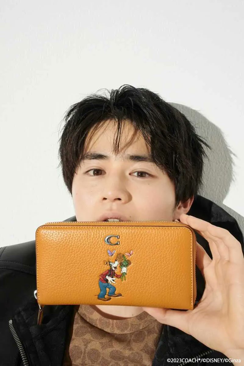 GINZA on Twitter: "鈴鹿央士 meets 〈 DISNEY × COACH〉 ロングウォレットはカラフルなリジェネラティブレザーにシグネチャー「C」のハードウェアがアクセント ...