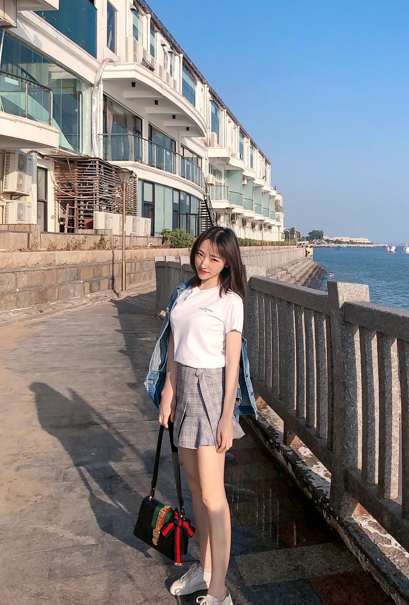 Wuyu On Twitter 专属群老哥的投稿,骚逼人事陈娟,这婊子天天在同事面前一副趾高气扬的样子,谁不知道她就是靠给老板当鸡巴套子