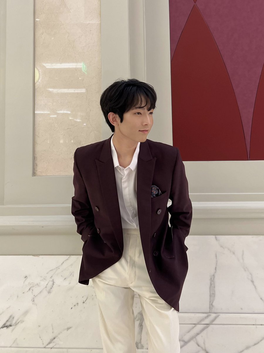 Jayson Lee on Twitter: "so scarlet, it was maroon."