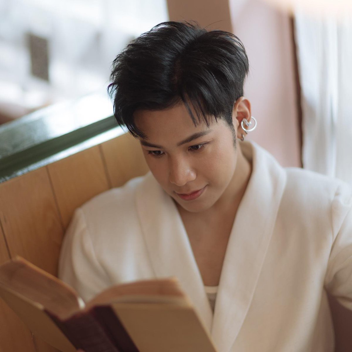 p_pputt on Twitter: "RT @singtostjinx: “Valentine with __singto 🤍” the photos are so gorgeous he ...