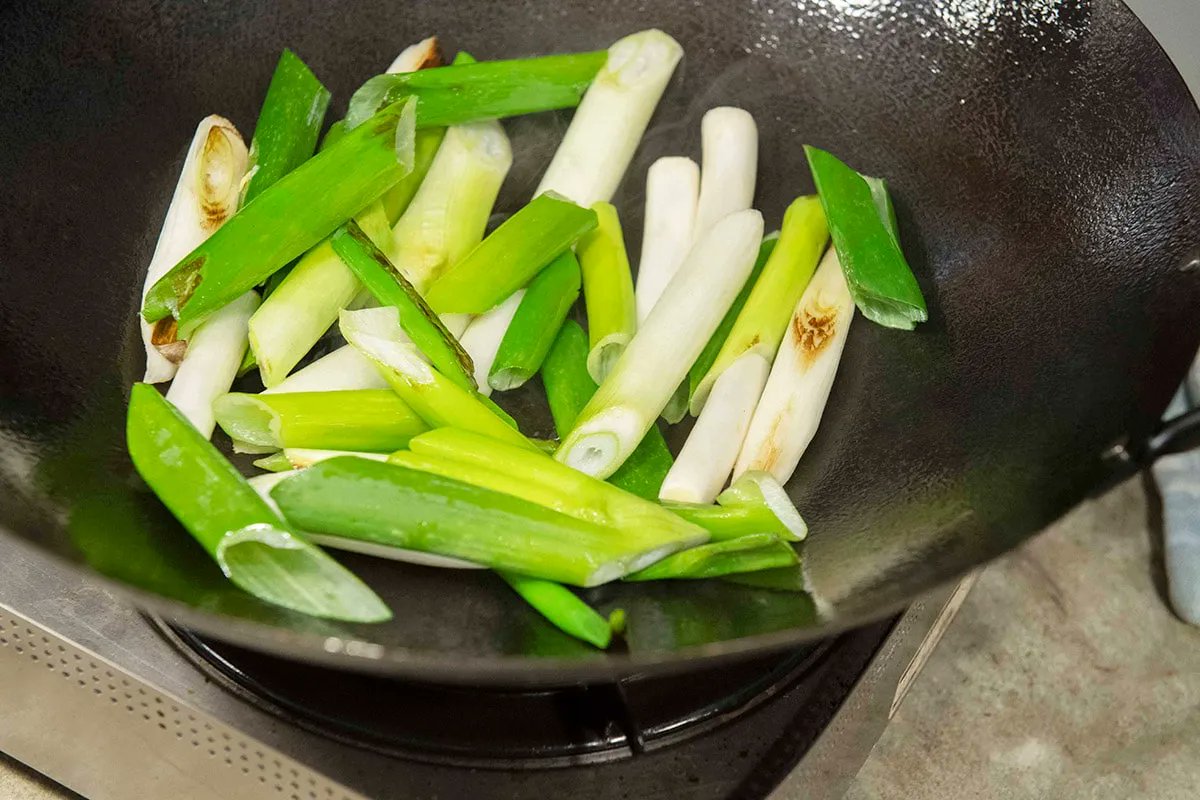 GINZA on Twitter: "長ねぎを丸ごと味わう簡単レシピ 「長ねぎと卵の炒めもの」 https://buff.ly/3JSQ7yH"