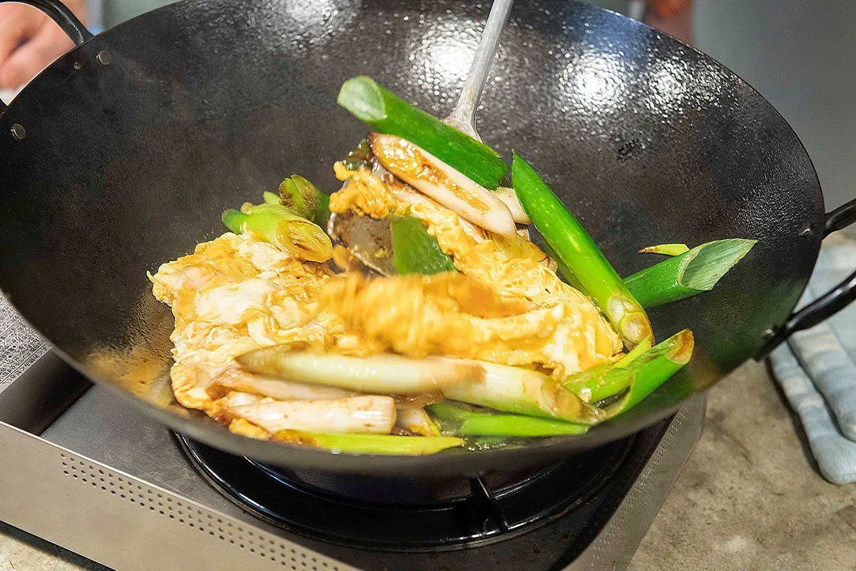 GINZA on Twitter: "長ねぎを丸ごと味わう簡単レシピ 「長ねぎと卵の炒めもの」 https://buff.ly/3JSQ7yH"