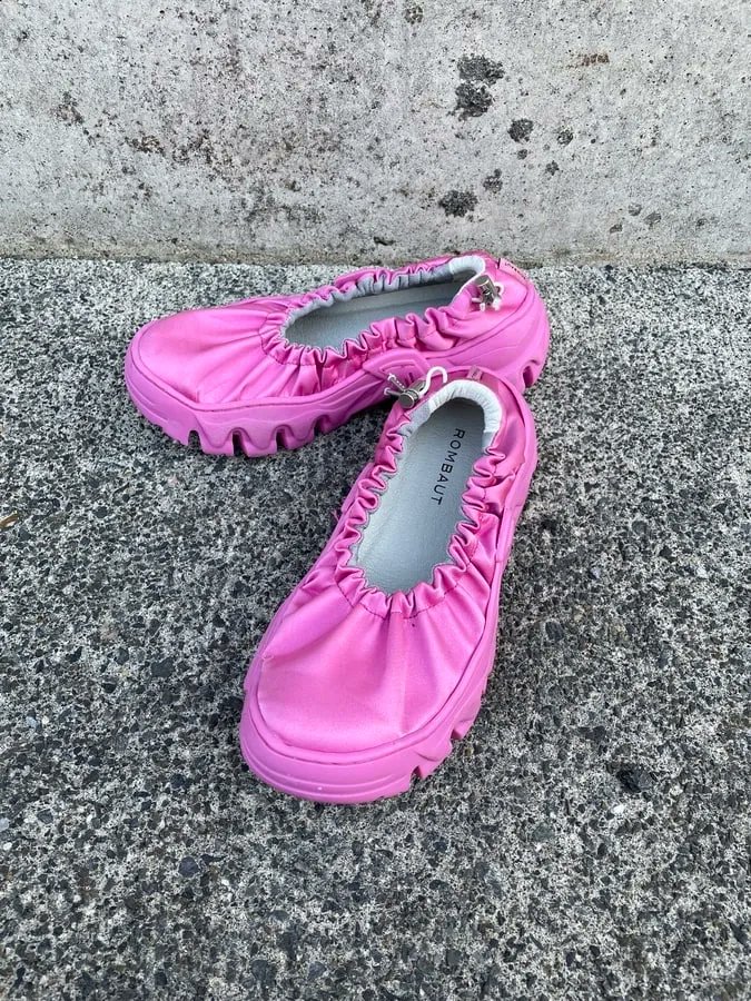 GINZA on Twitter: "スニーカー愛が止まらない！ Vol.20 Risaさん「変わった形やカラフルな服を着ることが多く、足元まで同じテンションでまとめられる存在感のある ...