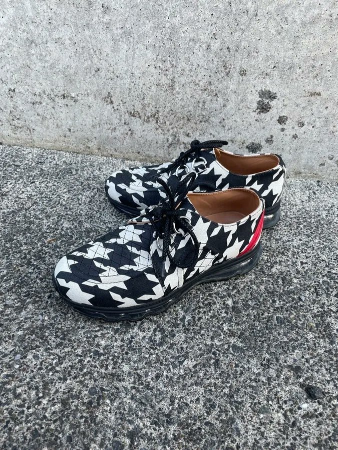 GINZA on Twitter: "スニーカー愛が止まらない！ Vol.20 Risaさん「変わった形やカラフルな服を着ることが多く、足元まで同じテンションでまとめられる存在感のある ...