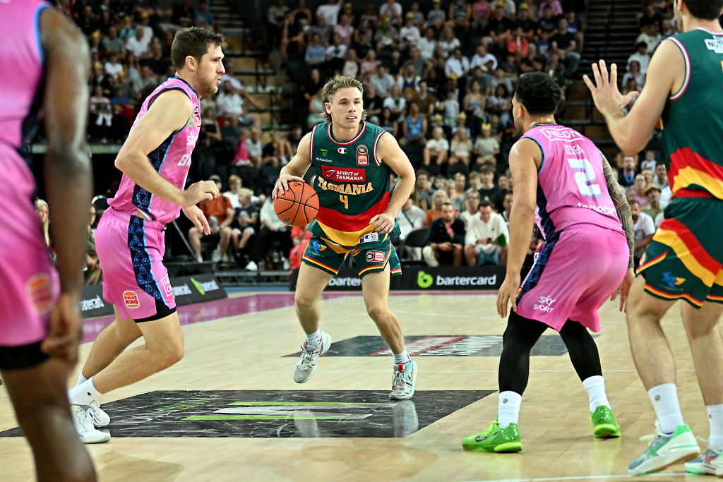 NBL on Twitter: "How good is play-off hoops? 🤩 These two are locked in a fierce battle at half ...