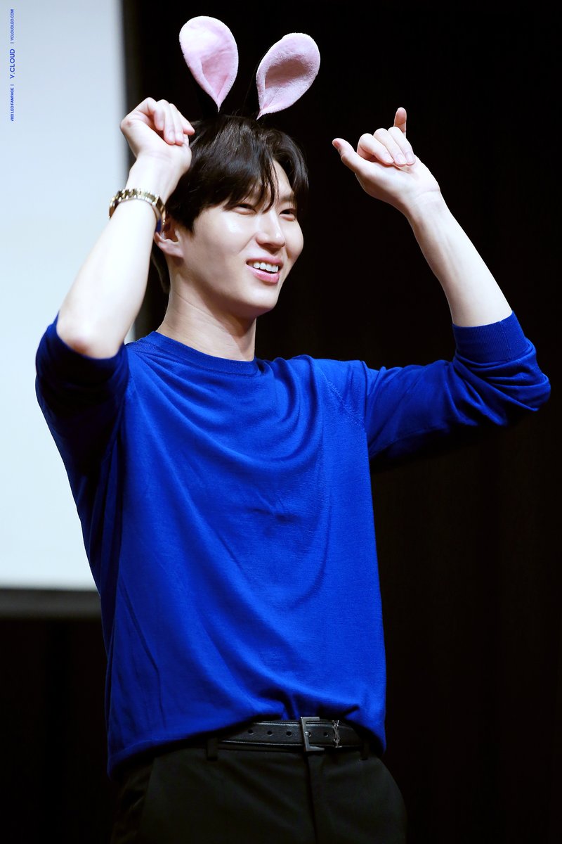 a • semi ia on Twitter: "RT @vcloud_leo: [HQ] 230219 시그 팬싸 #택운 흑묘년 복덩이 택토끼🐰 ️💙💚 @JUNGTW_LEO #빅스 ...