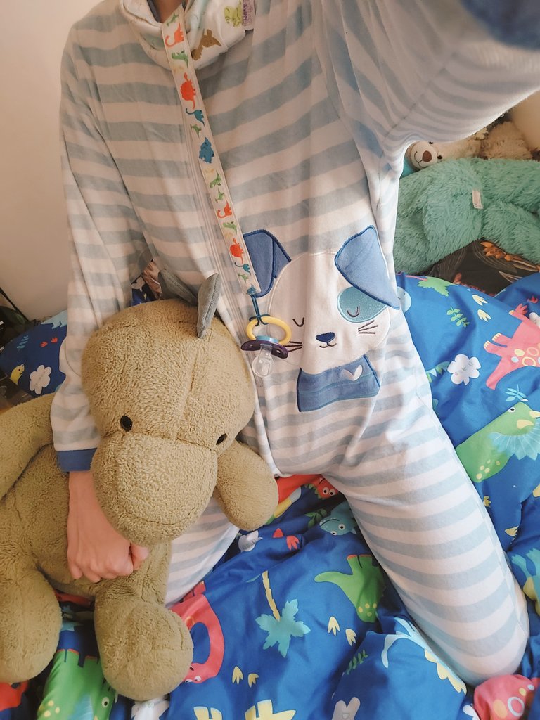 Dinosnore🦖💤 on Twitter: "Been feelin pretty low recently - forgot how comfy this stuff is 💙 # ...