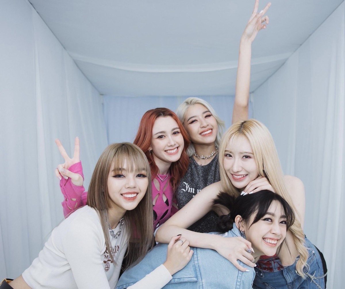 P’noy support TNT🐯😸🐰-champagne poppin🥂 on Twitter: "RT @ssnyyy: 4NOMENON ️🖤 #4NOLOGUE #4NOMENON"