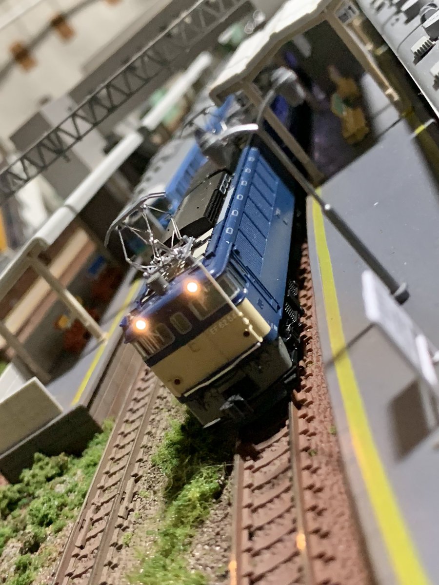 LMA on Twitter: "EF62-54号機のライト基盤を再び常点灯基盤に交換しました🐵 EF65に基盤を移植してしまったので新たに1枚買い足しました。 KATOの基盤はコンデンサー ...