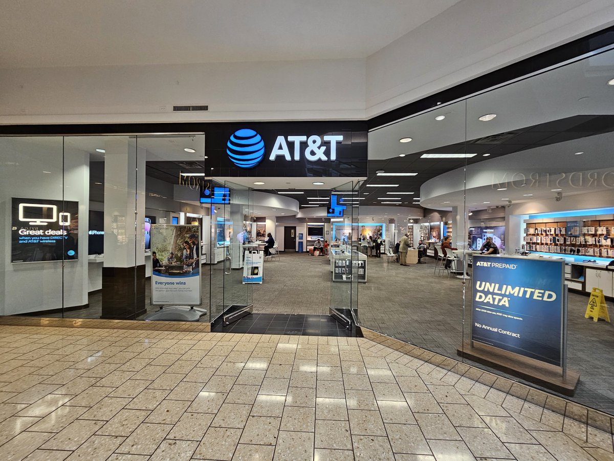 Avi Greengart on Twitter: "The @att store was the largest. I spent the most time there because ...