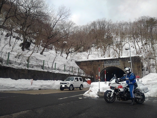 岡山県警察(公式) On Twitter 【交通機動隊】 / 📢スピードダウン活動、実施中‼️ 早朝深夜等、路面凍結によるスリップ事故に気を付けて⚠️ 岡山県警 交通機動隊 交機