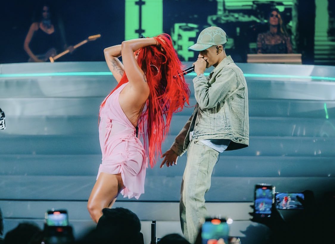 Karol G Site on Twitter: "📸 Karol G en el escenario del Viña del Mar junto a Cris MJ en el ...