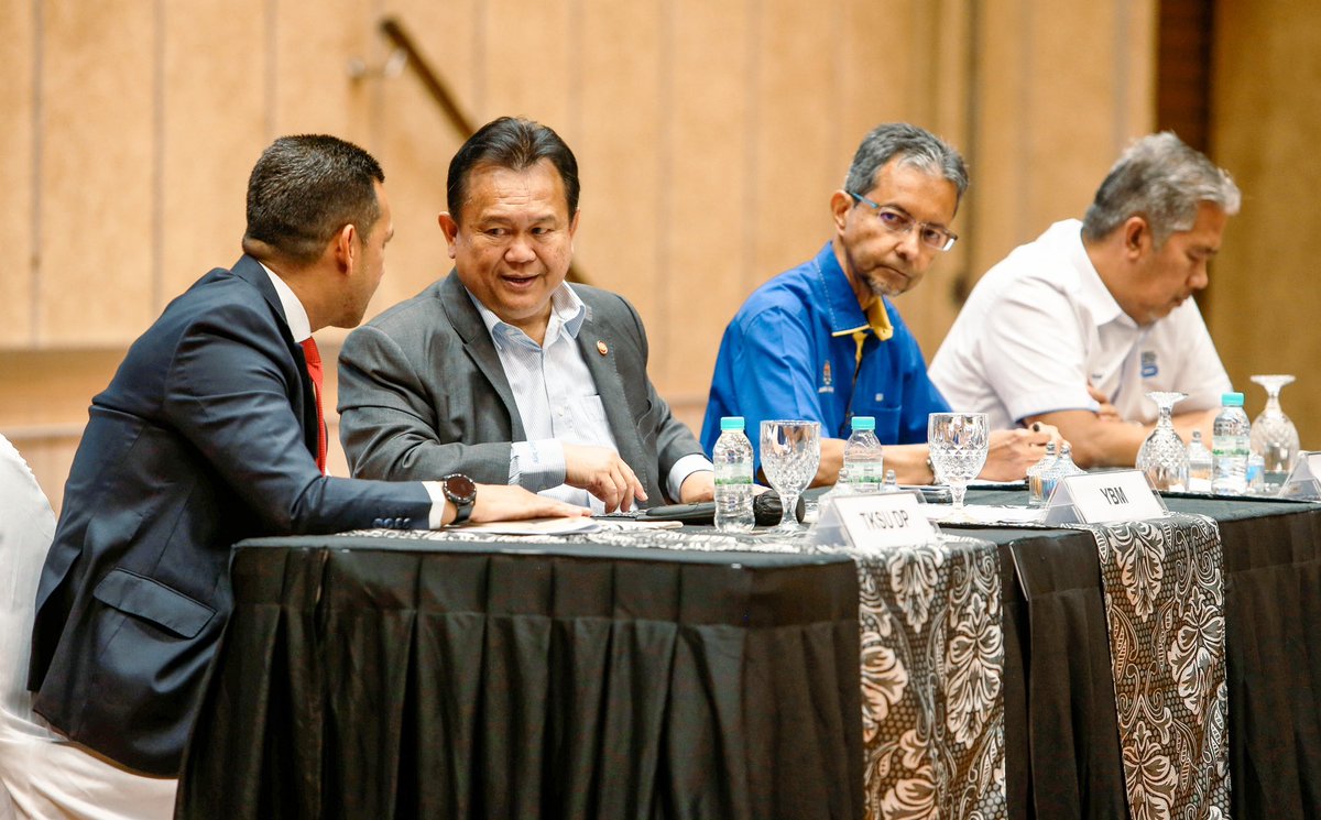 Sejak dari hari pertama saya menjejakkan kaki ke Kementerian Kerja Raya ...