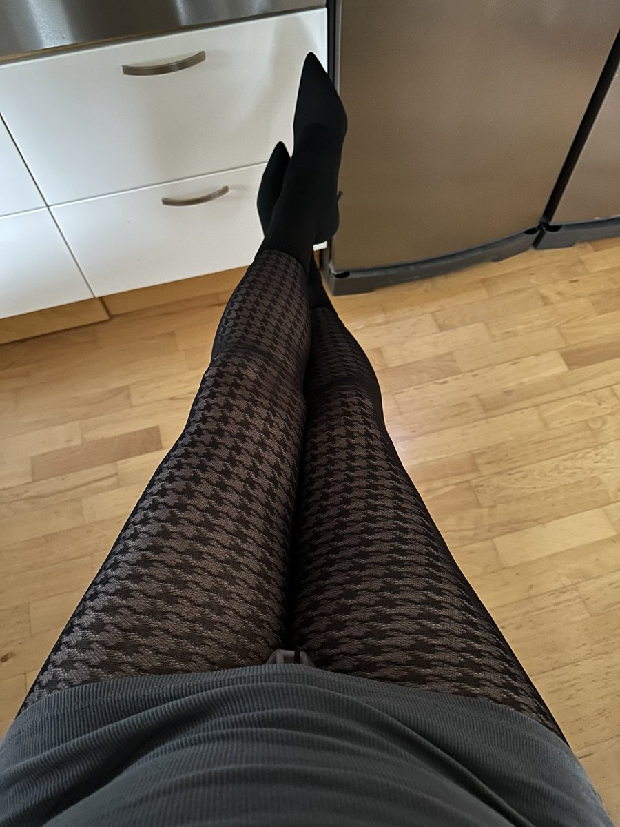 subbiech #FLR on Twitter: "New week new tights."