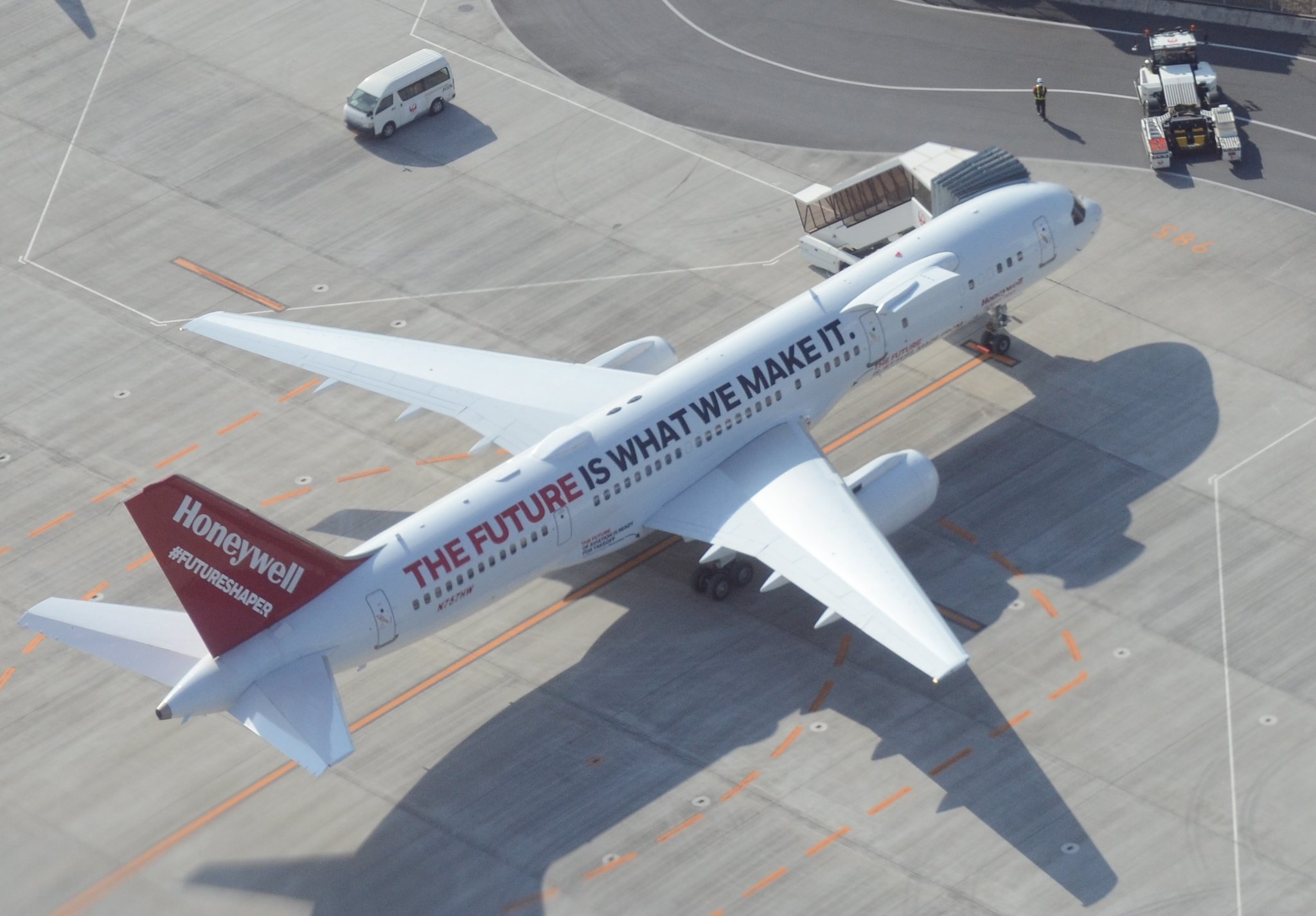 朝日新聞航空部 on Twitter: "Honeywell B757が羽田に飛来しました。胴体前方にテスト用のパイロンを持っている機体です。2/20（飯） https://t.co ...