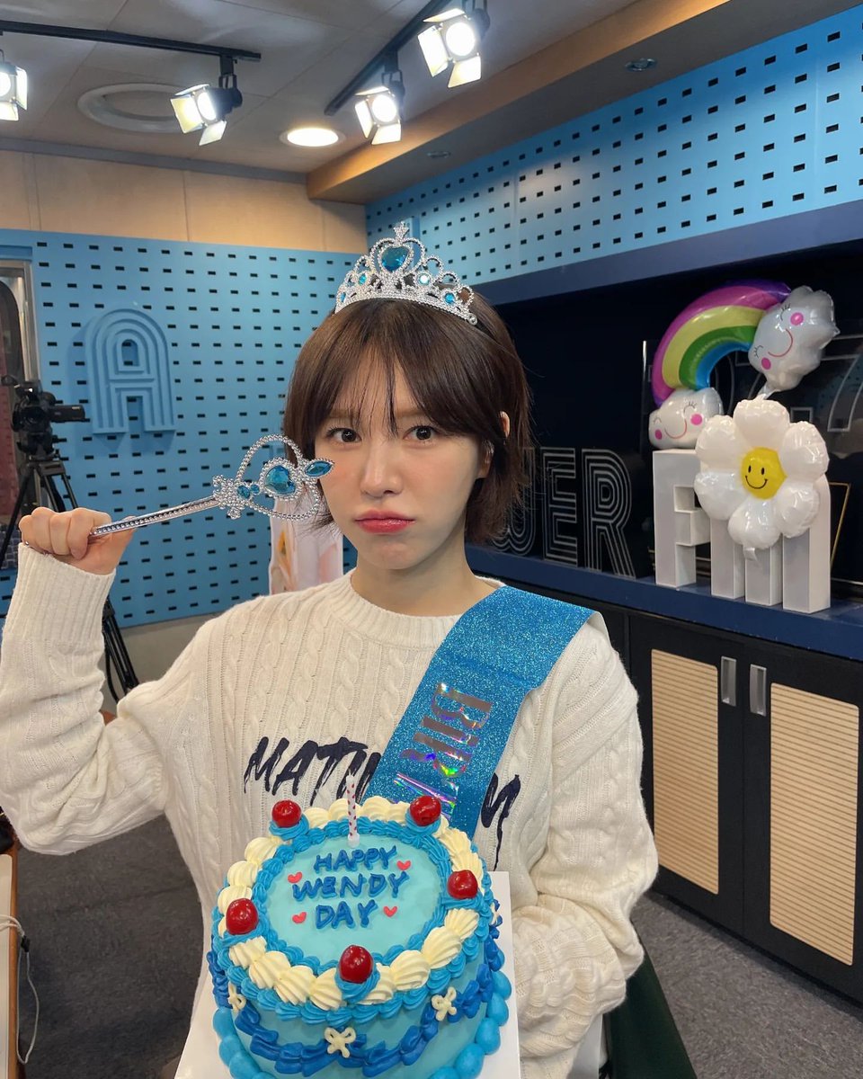 [INSTAGRAM POST] 햅삐 WENDY'S Birthday D-1💙 오늘의 영스트리트입니다 #웬디 #WENDY #완디 ...