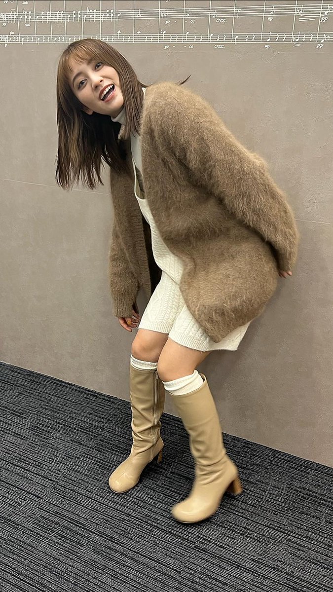 岡田結実 ️ロングブーツ👢 岡田結実 タレント 女優 ブーツ ロングブーツ 岡田結実 タレント 女優 ブーツ ロングブーツ