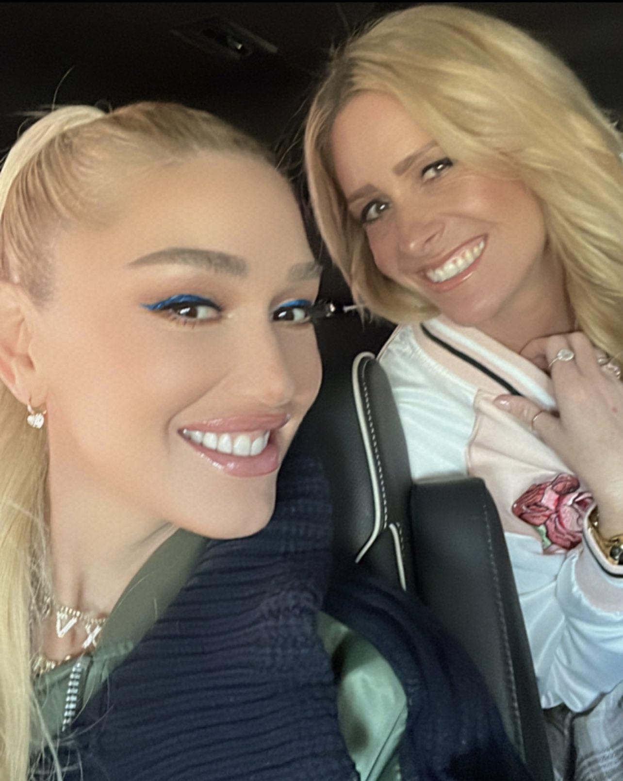Gwen Stefani On Twitter Its Me And Jackandbruise Dropping By To Gxve U Our Gxvebeauty