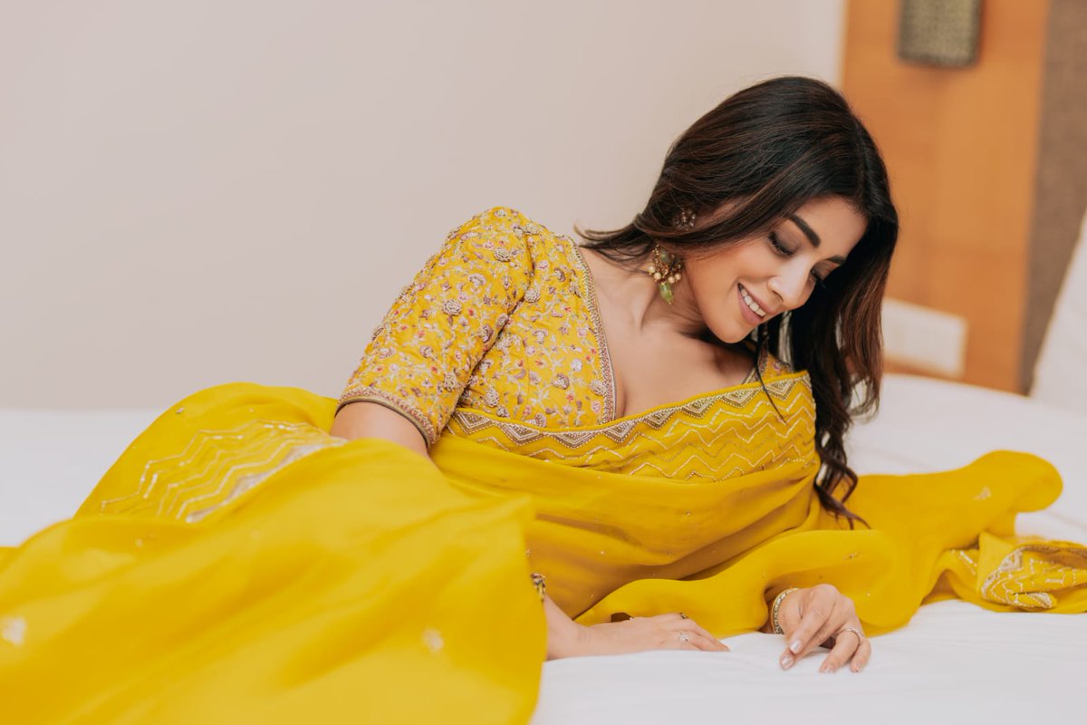 Cinewood Focus™ on Twitter: "Ethereal Beauty #ShriyaSaran adding some sunshine to your 'Monday ...
