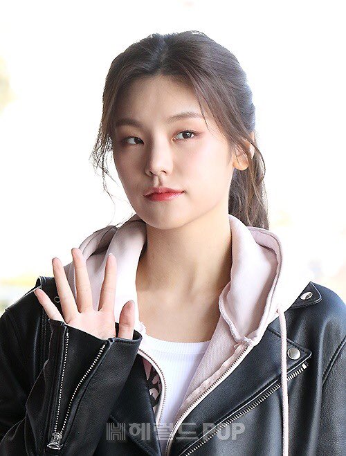 YEJI NEWS on Twitter: "[ ARTICLES ] 230221 ITZY 🛫 JAPAN “Chic cat” “A nice leg line revealed in ...