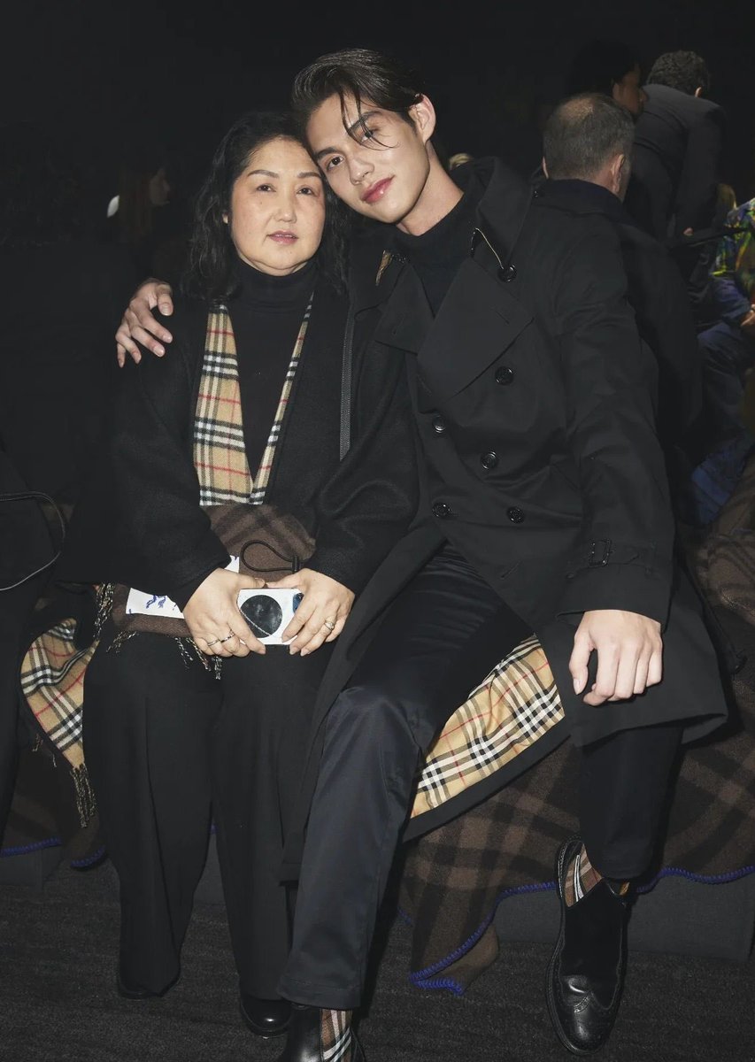 🌞 ️🇬🇧Tazza•☮️ᥫᩣ🔆🙂• on Twitter: "The precious moment of mother and son ...