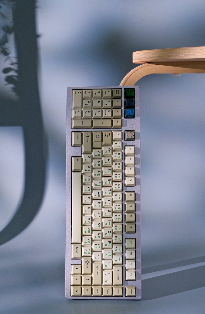 alexotos on Twitter: "hey @bisoromi_ nice keyboard"