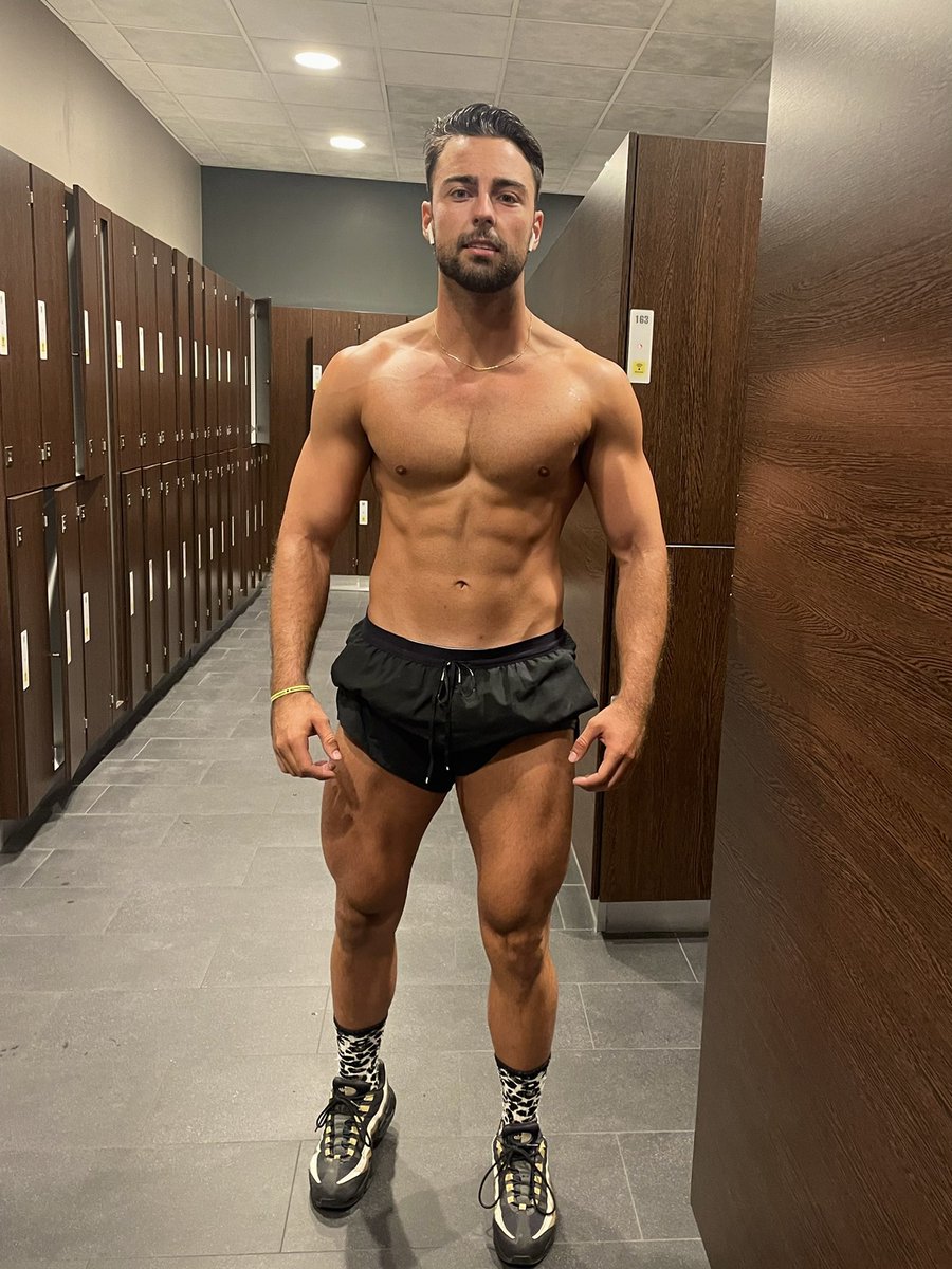 Sixam on Twitter: "RT @thatcoolboy_: Sweaty and pumped in the locker ...